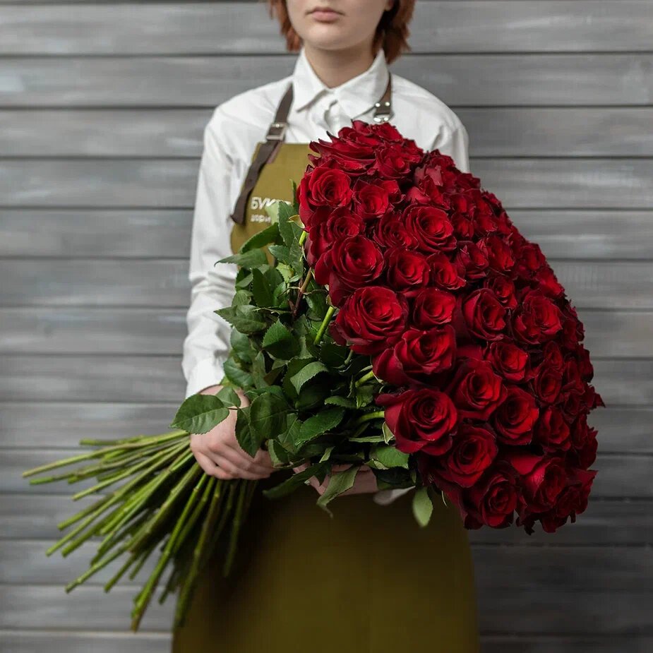 Букет живых цветов из 101 красной розы с лентой Эквадор 60 см