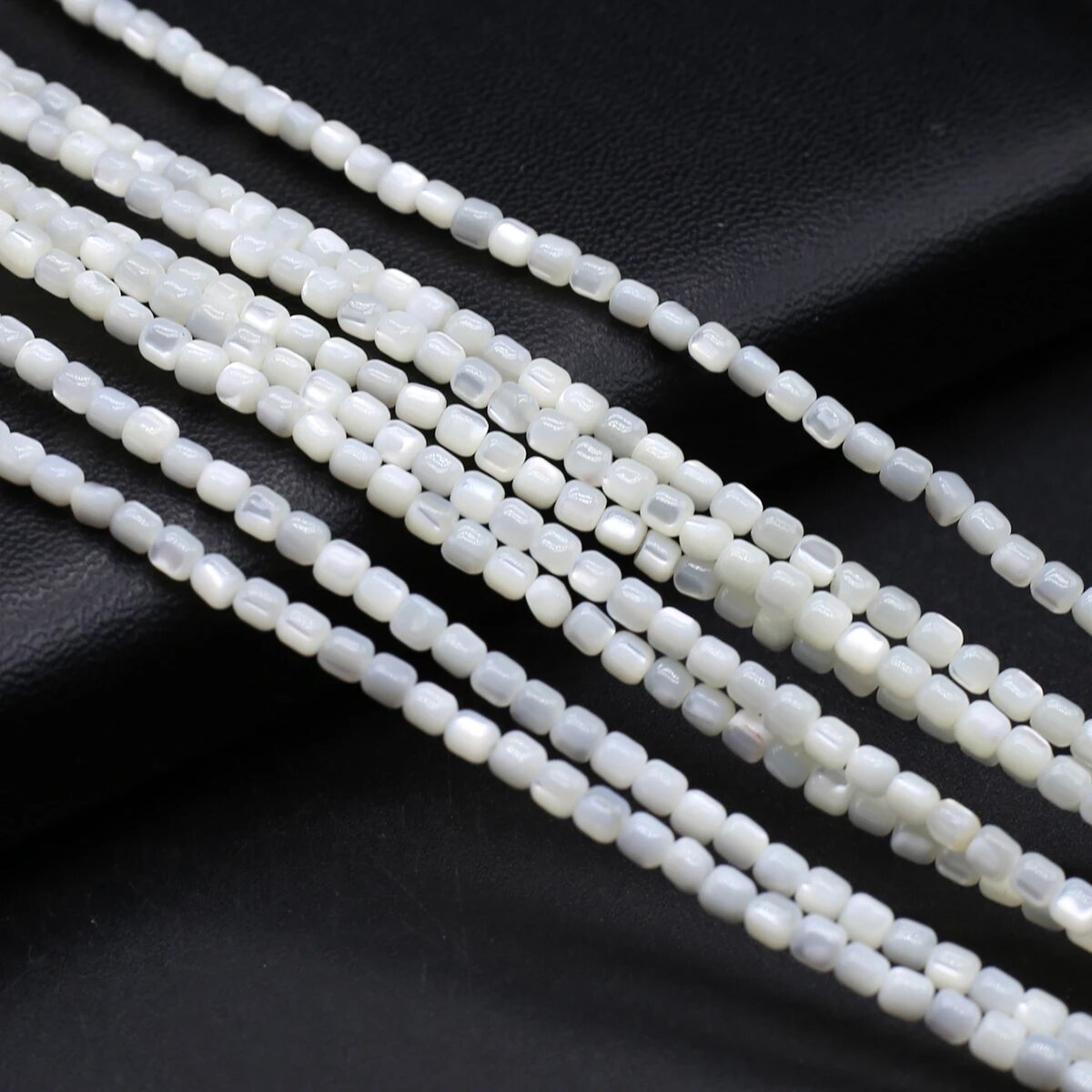 Натуральные бусины из ракушек Белый, белый