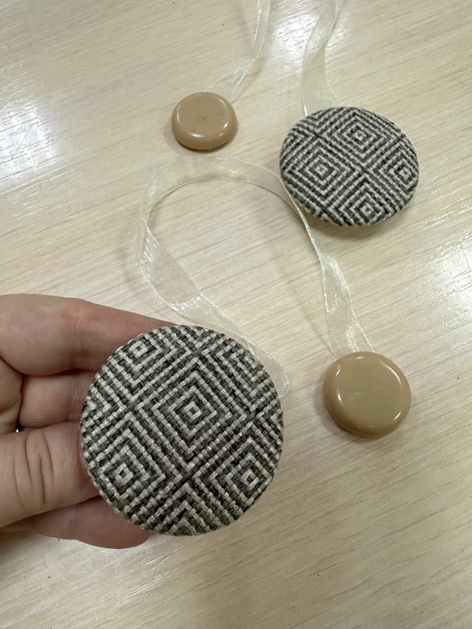 Подхват магнитный для штор круг бежевый текстиль, 1 шт