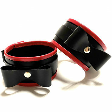 77237 BDSM Арсенал Наручники с бантиками из эко-кожи, черно-красные. С глянцевой отделкой