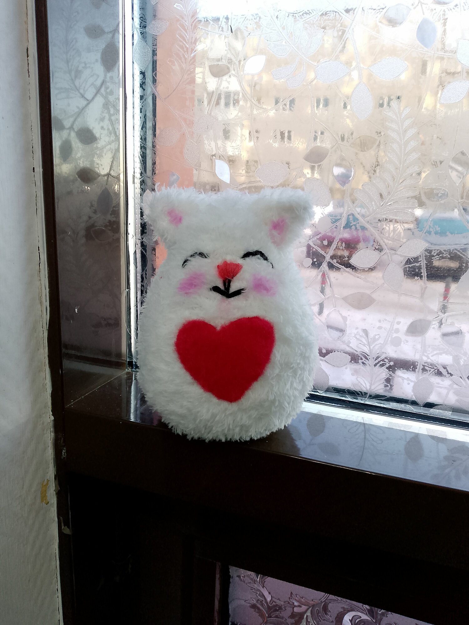 Мягкая вязанная игрушка котик с сердечком