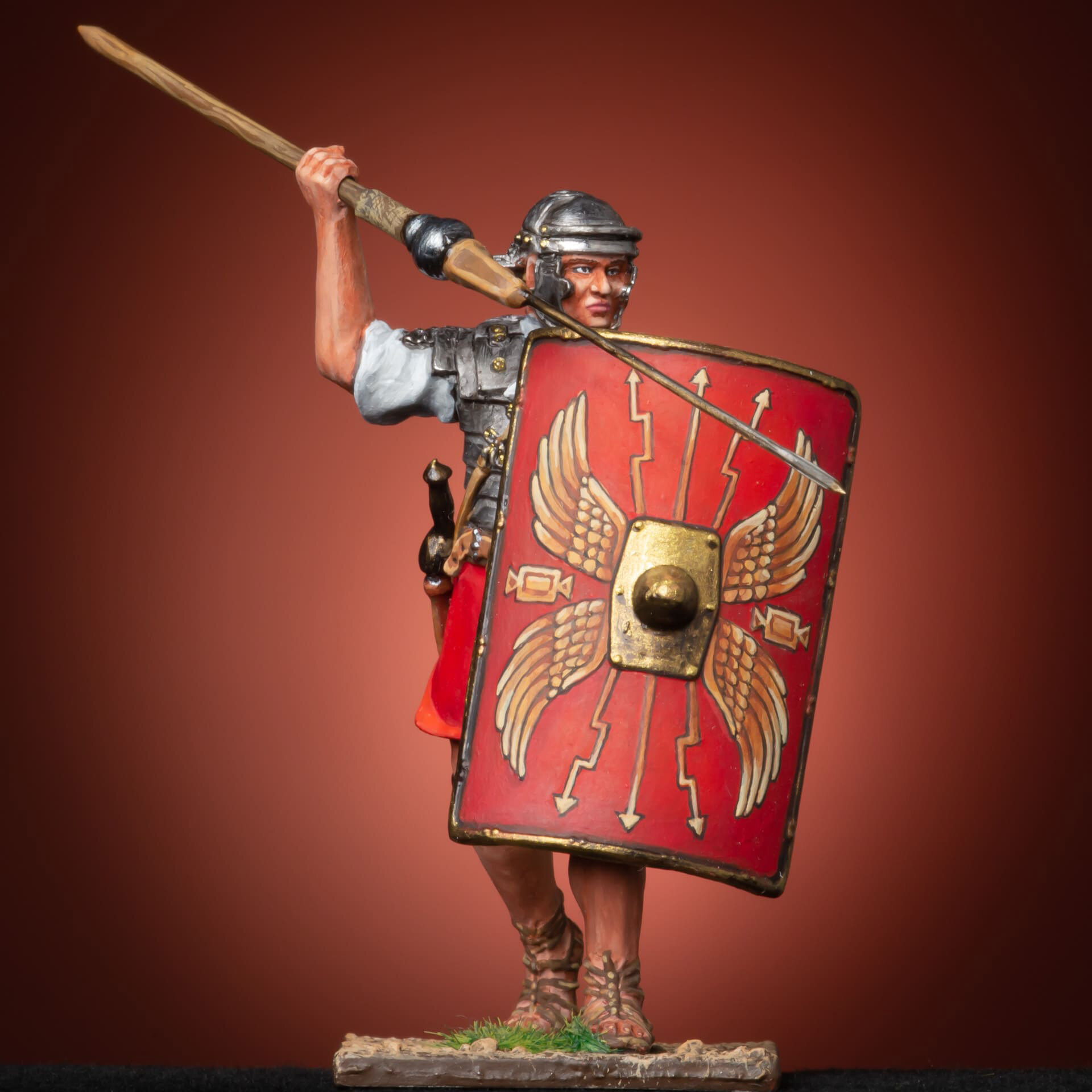 Оловянная миниатюра Римский легионер, замахивающийся пилумом (левая нога впереди) (1.5-001-1)