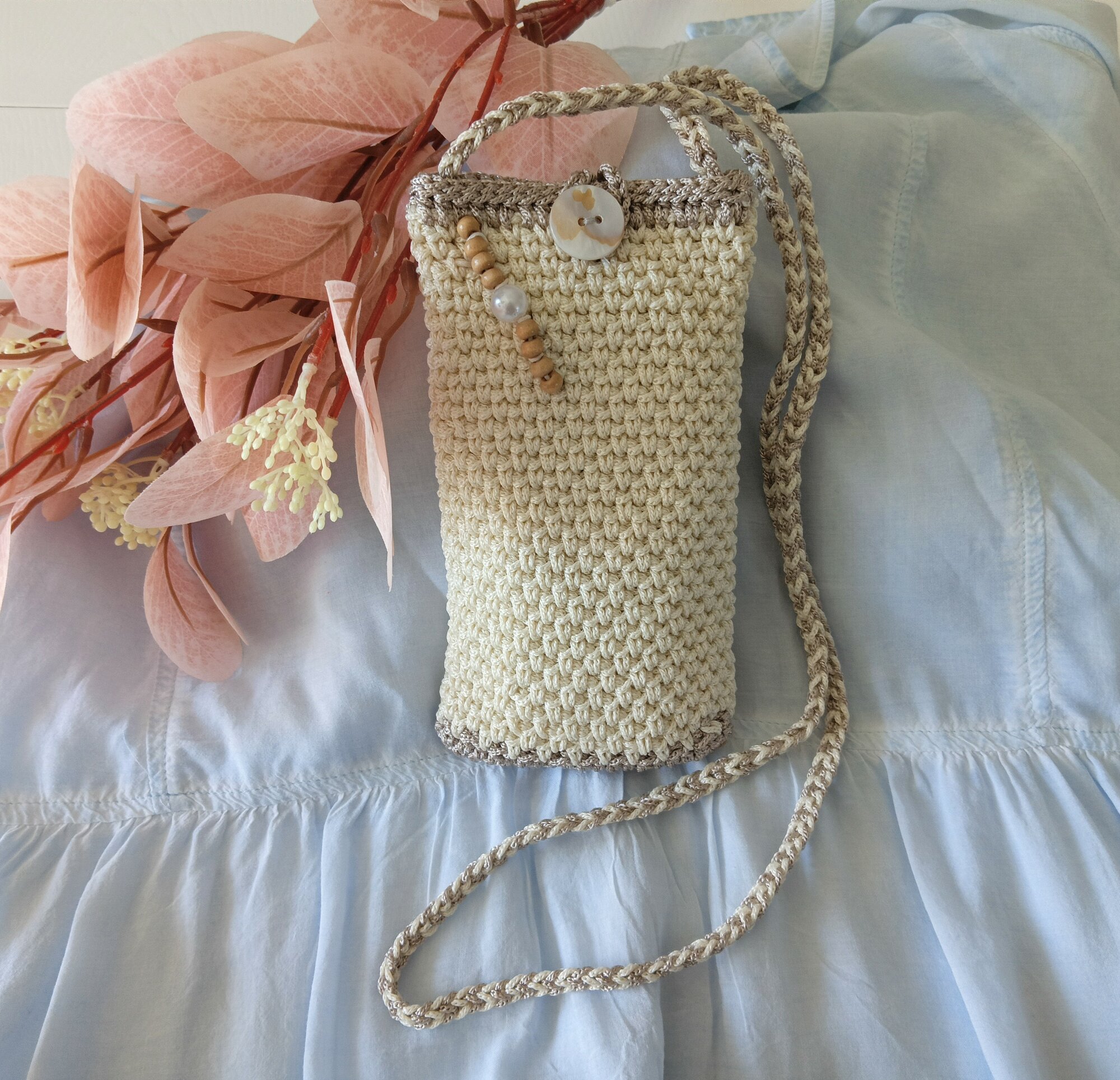 Чехол-сумка для смарфона через плечо, вязаный, полиэстер, с бусинами. Цвет молочный.