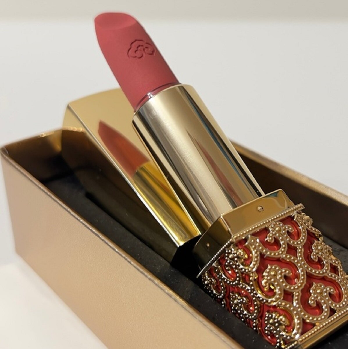 The History Роскошная губная помада Pink Beige No13 (3,5гр) Gongjinhyang Mi Velvet Lip Rounge