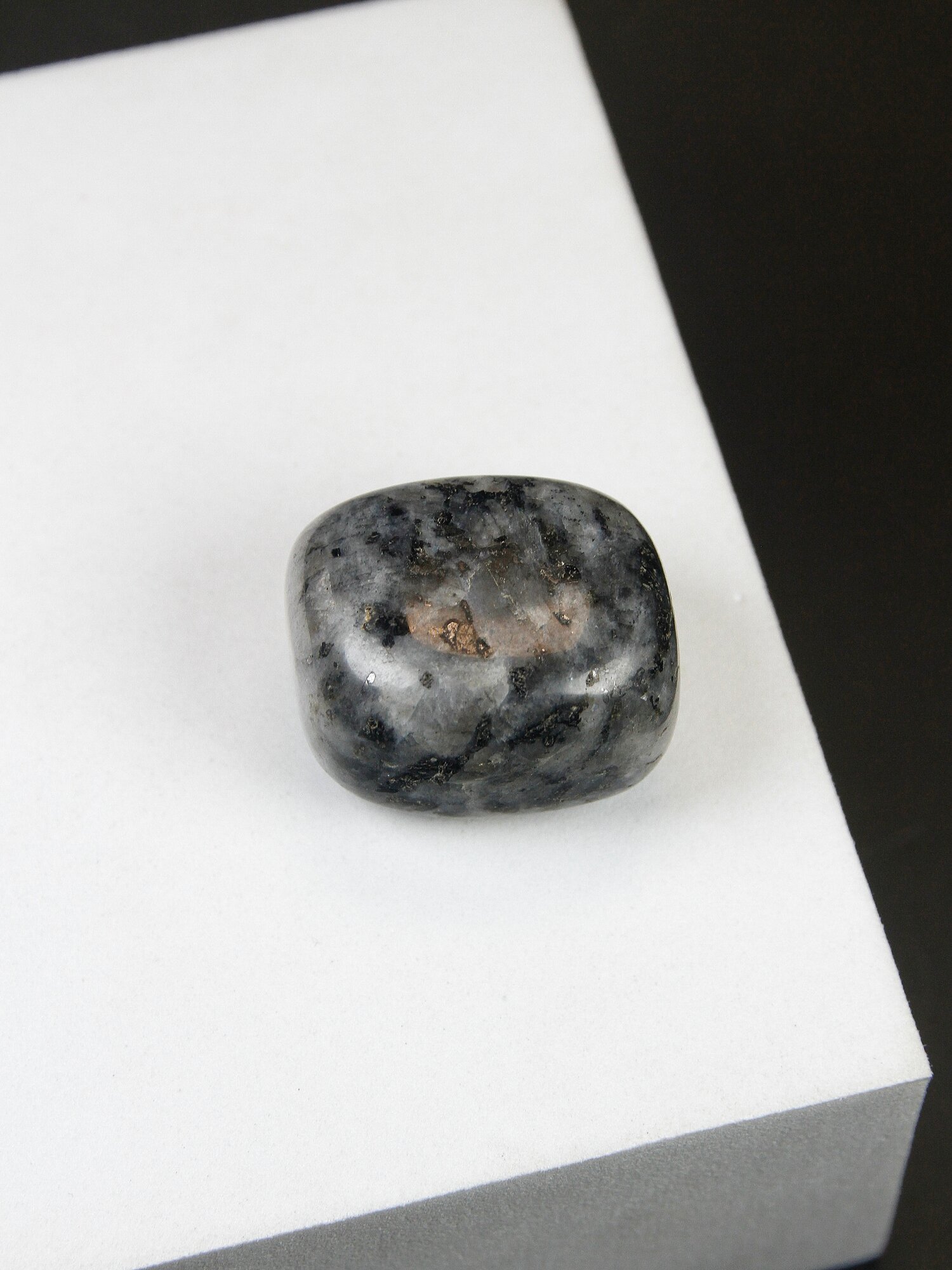 Оберег, амулет Лабрадор темный - 2 см, натуральный камень, самоцвет, галтовка, 1 шт - может очищать ауру, приносить удачу, развивать предвидение