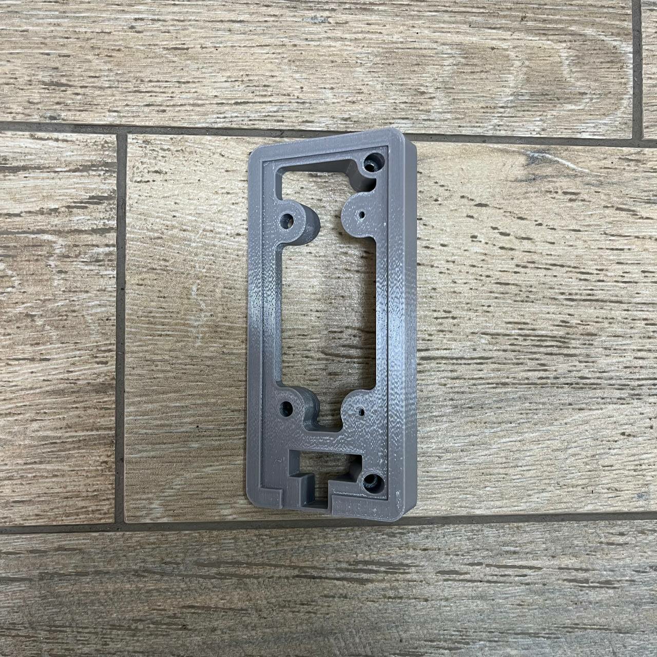 Монтажный уголок (кронштейн)(светло-серый) для вызывной панели домофона HIWATCH HIKVISION (правая сторона)