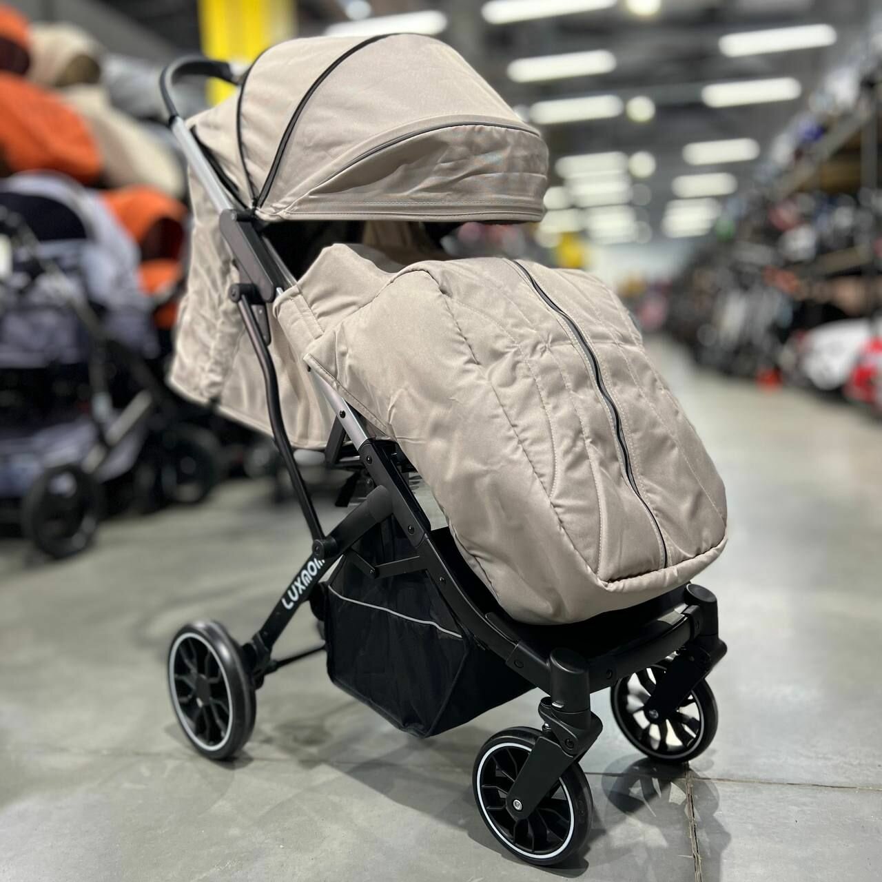 Прогулочная коляска Luxmom V3, полная комплектация. Цвет: бежевый.