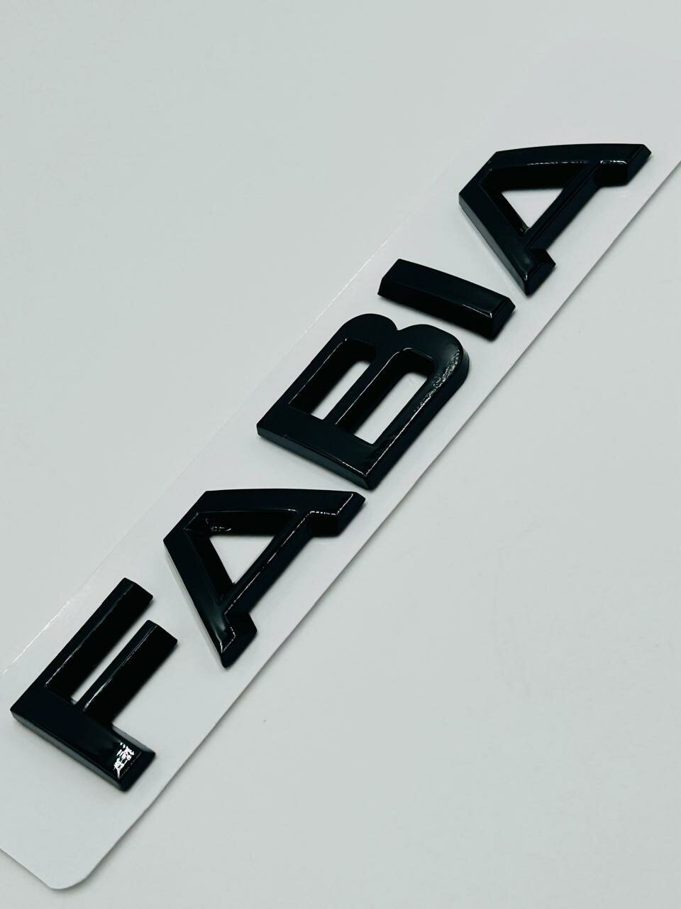Надпись наклейка на багажник SKODA Шкода Fabia Черный глянец12см