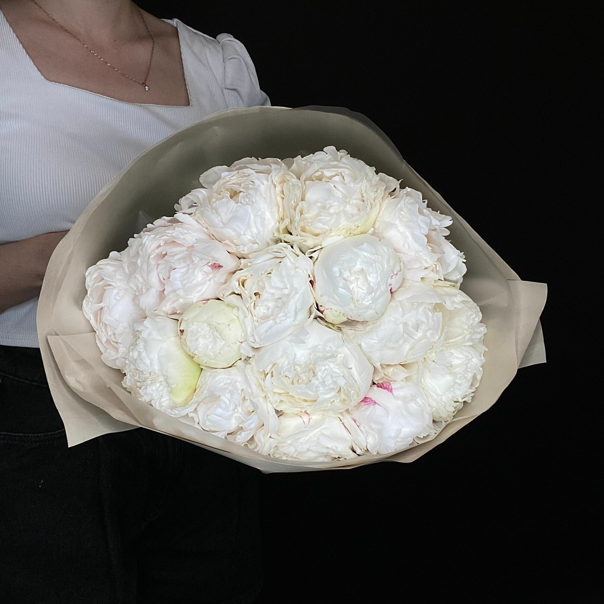 Белые пионы