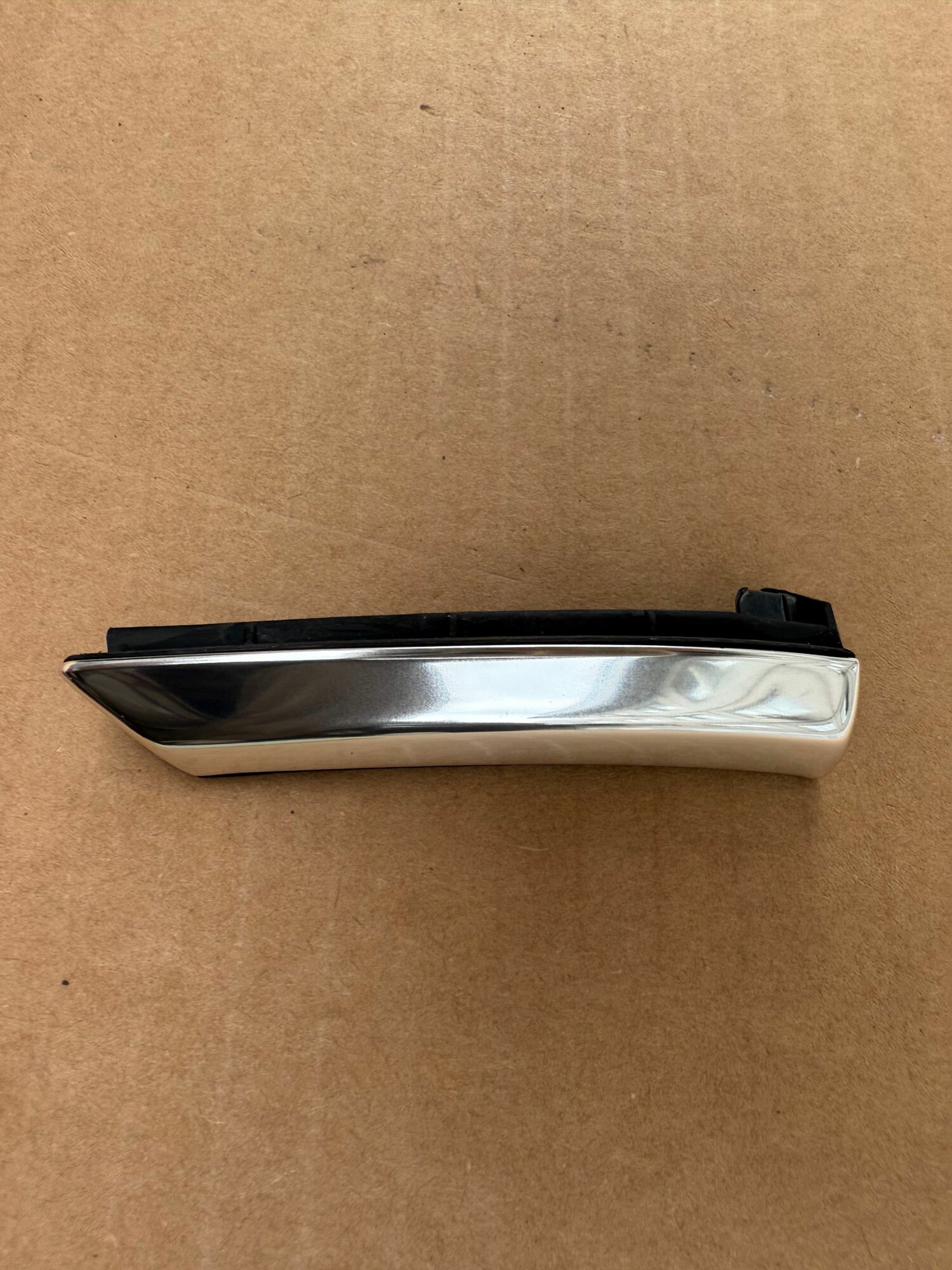 57A853460AJV1 Накладка хромированная Skoda Karoq, VW Taos VAG оригинал новая, блестящая