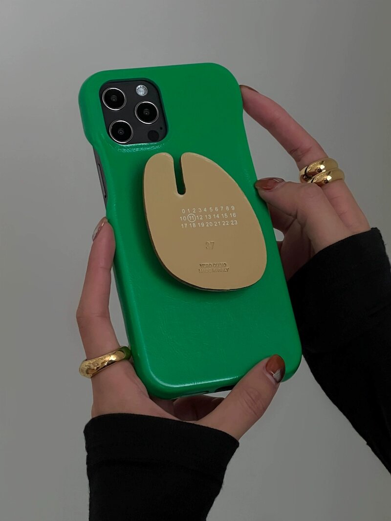 Чехол MOKASTUDIOS в стиле Margiela, из высококачественной однотонной кожи, с разрезом для пальцев, подходит для iPhone