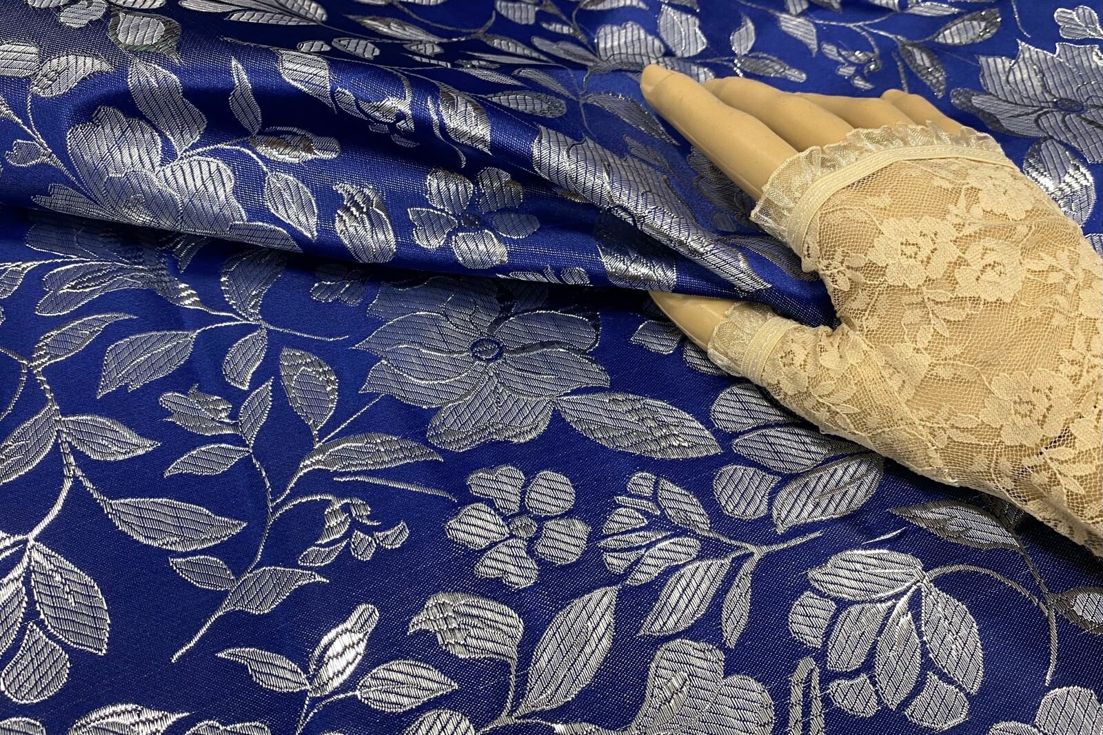 Ткань Парча жаккард серебряные цветы на синем, 190 г/пм, ш148см, 0,5 м