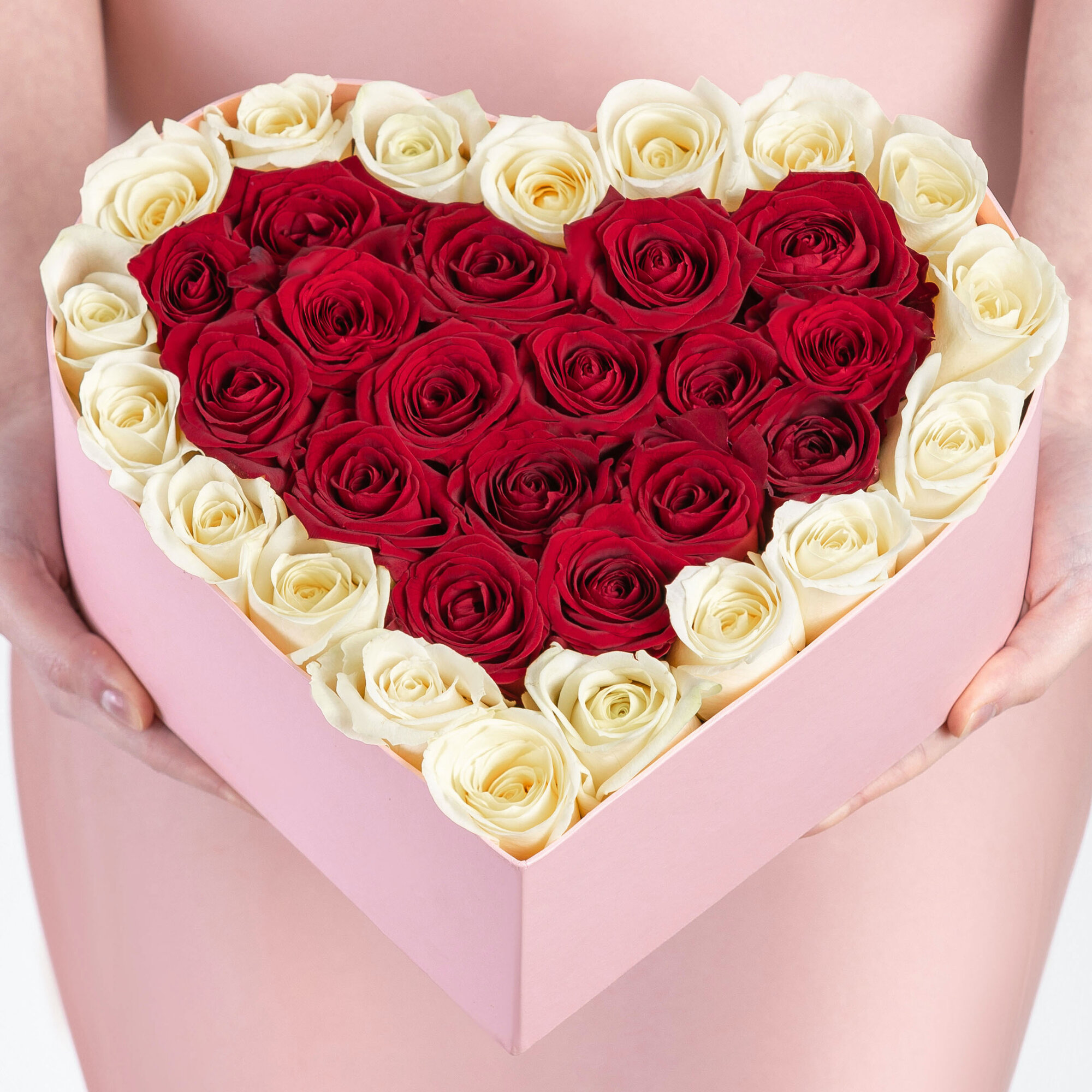 Букет Мегацвет24 Аваланж и Ред Наоми, 35 белых и красных роз в коробке сердце