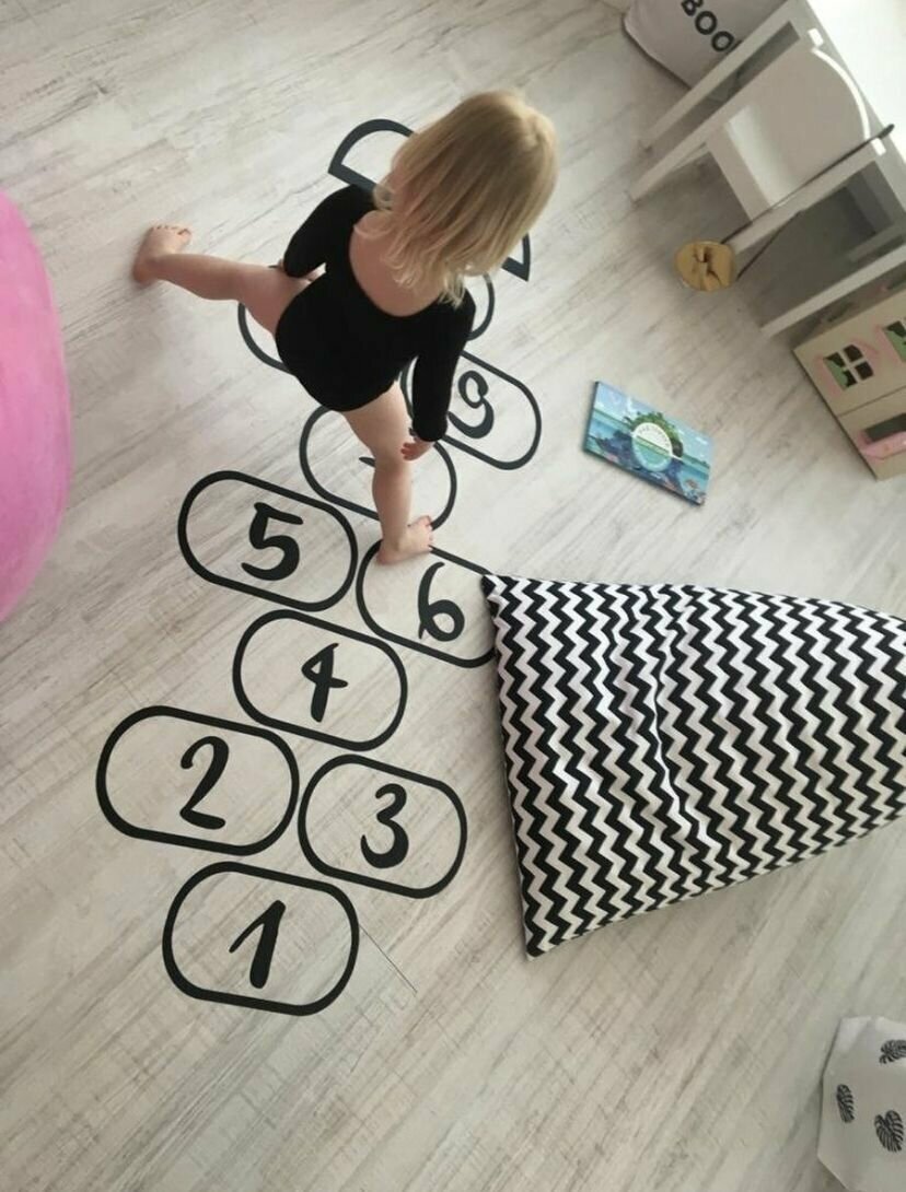 Наклейка на пол игра детства Классики