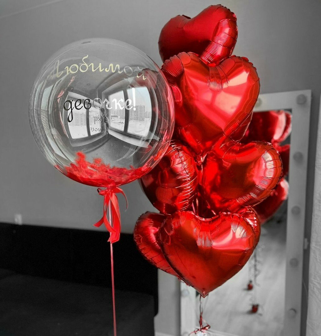 Прозрачный бабл-шар с красными перьями внутри и связка из 9 красных фольгированных сердец