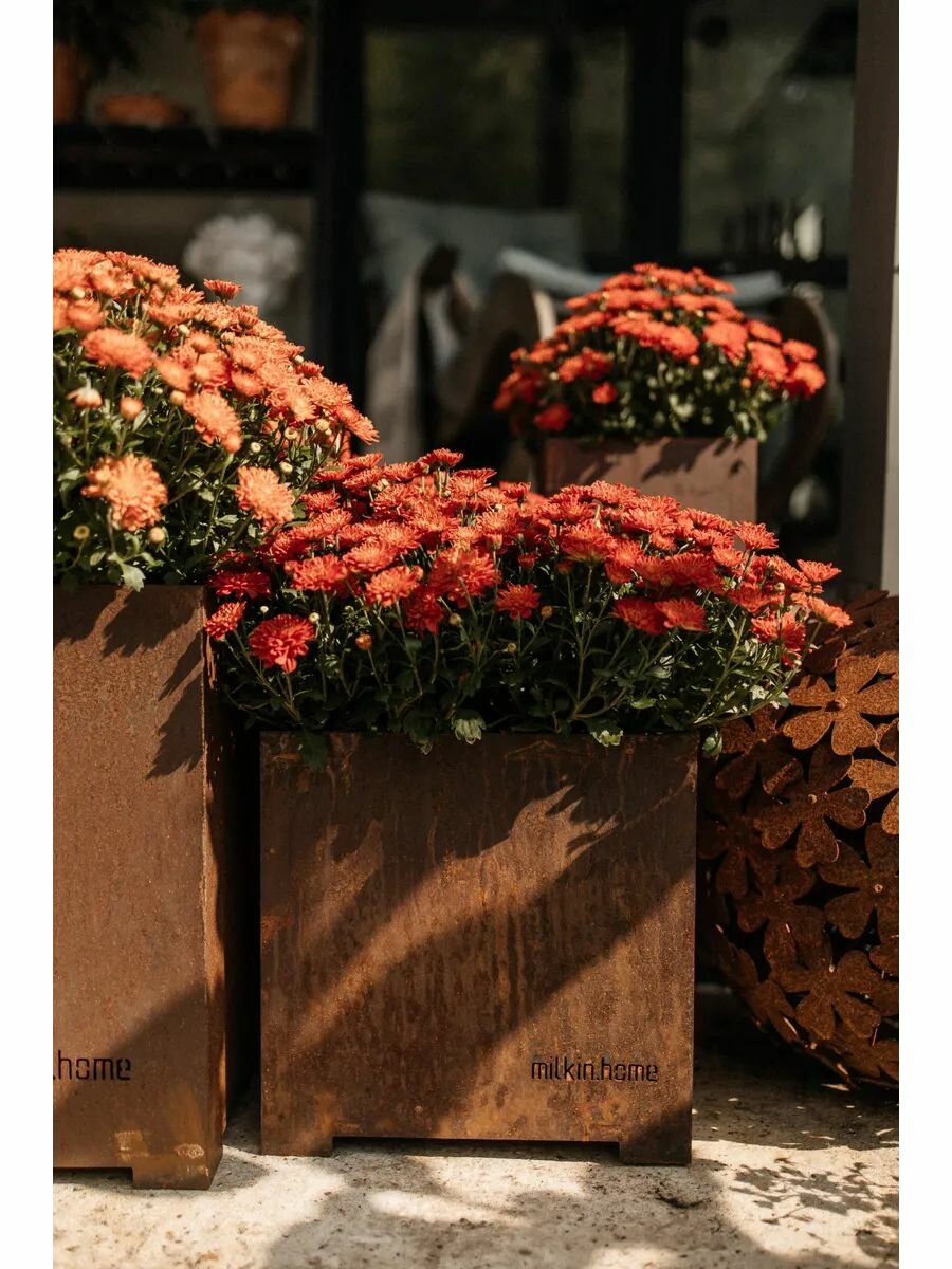 Кашпо напольное среднее металлическое для сада