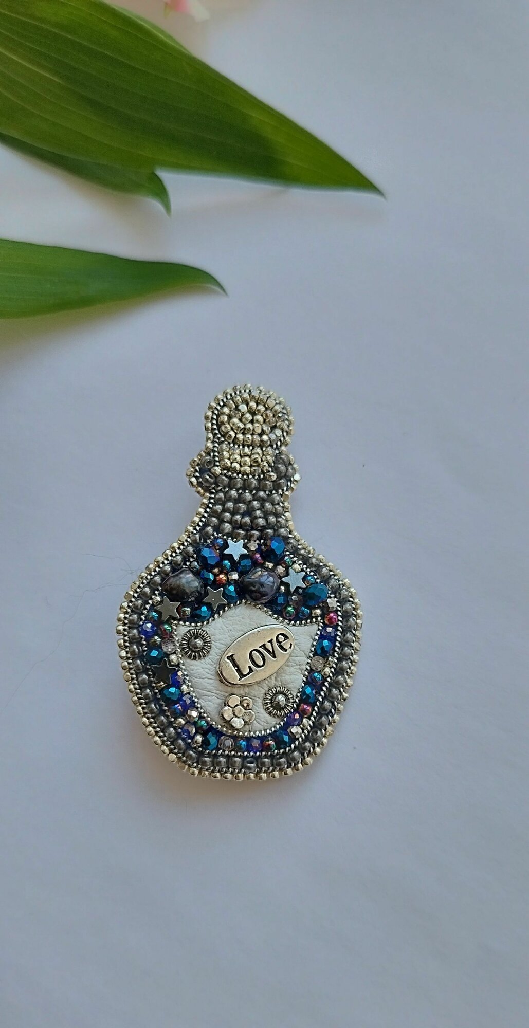 Брошь, бисер