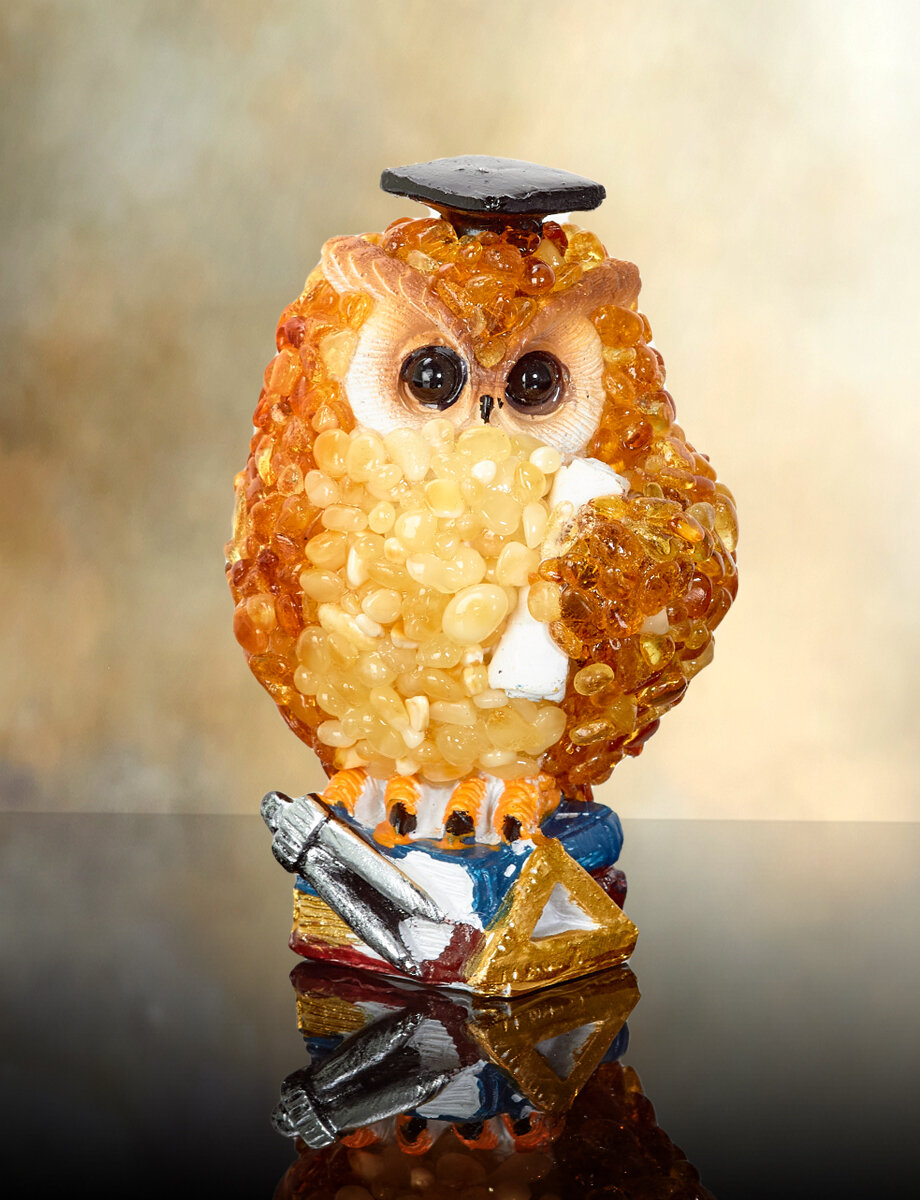 Фигурка Янтарь России "Сова-магистр с книгами" с выкладкой из натурального янтаря 8х5,6х5,5 см