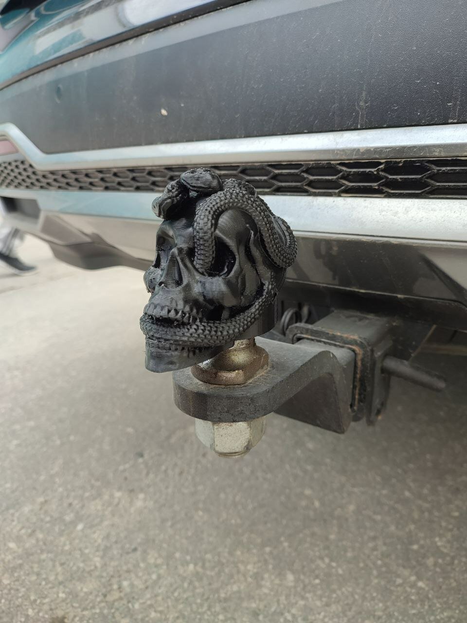 Колпак на фаркоп / накладка на фаркоп Череп со змеями