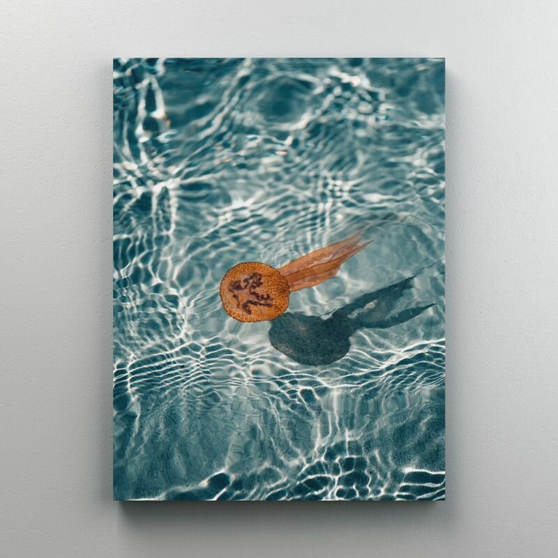 Интерьерная картина на холсте "Оранжевая медуза в океане" размер 45x60 см