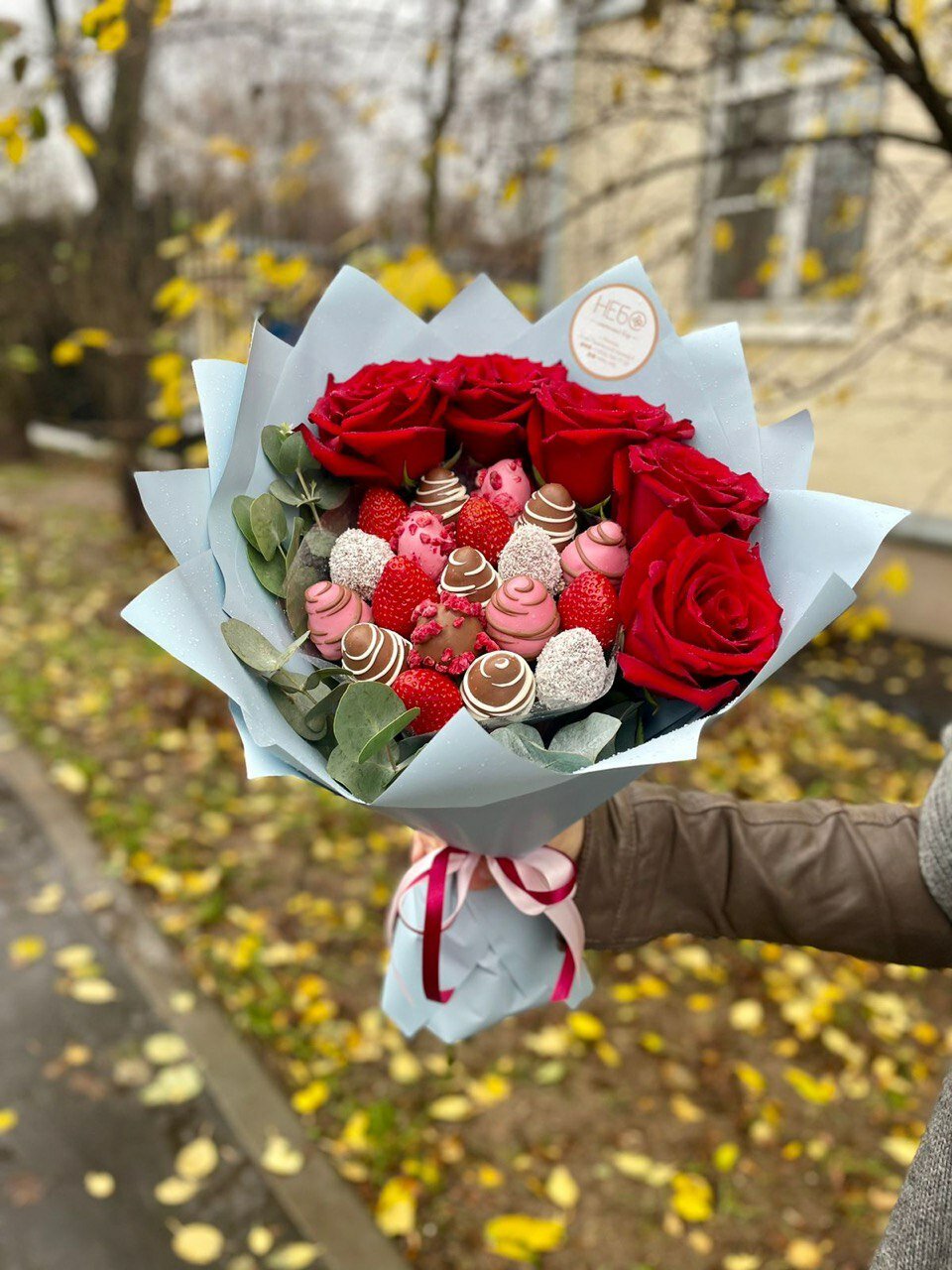 Букет с клубникой в белом, розовом и молочном шоколаде, 5 роз, эвкалипт, Berry Mood 3