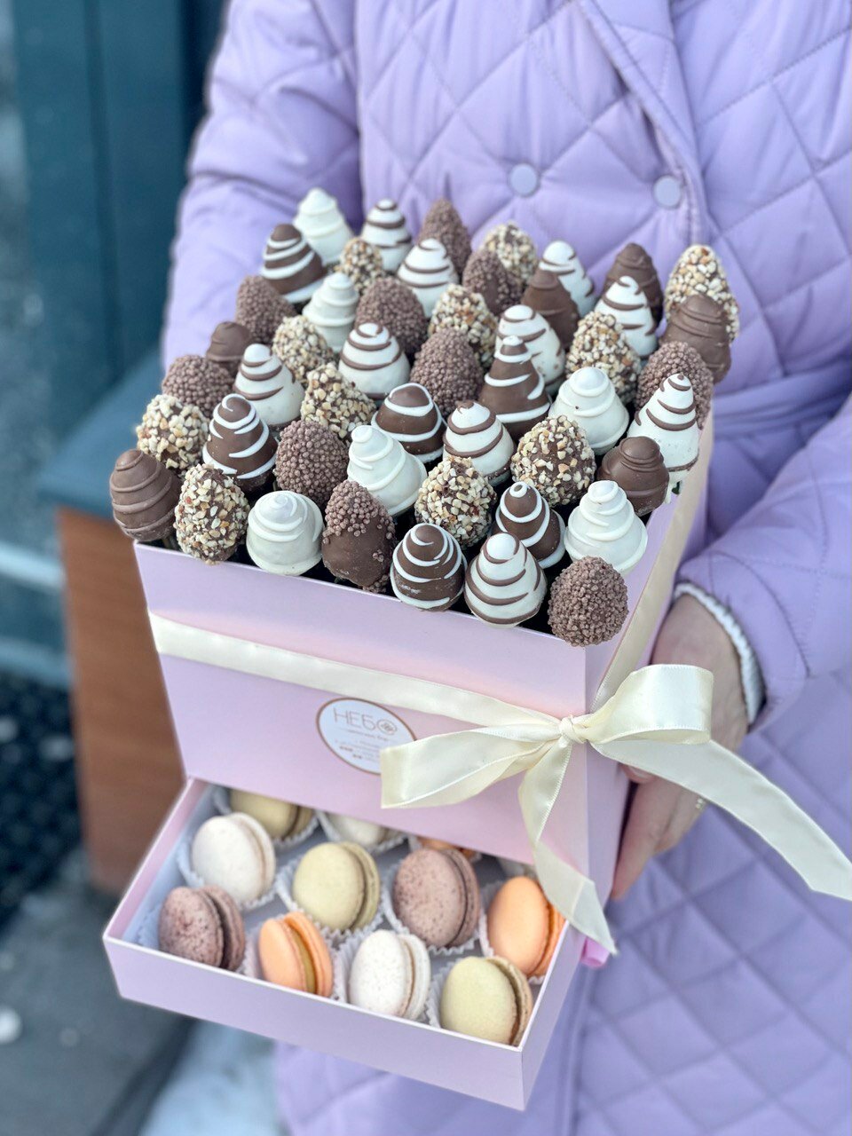 Шкатулка с клубникой в белом и молочном шоколаде, орех, темный воздушный рис, 16 макаронс, Dream 8, L размер