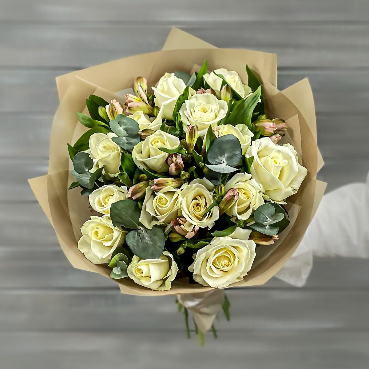 Букет из живых цветов альстромерий и белых роз