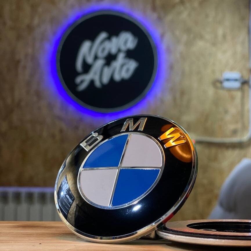 Эмблема значок шильдик логотип БМВ BMW 82мм белый, синий 103334-10 клей