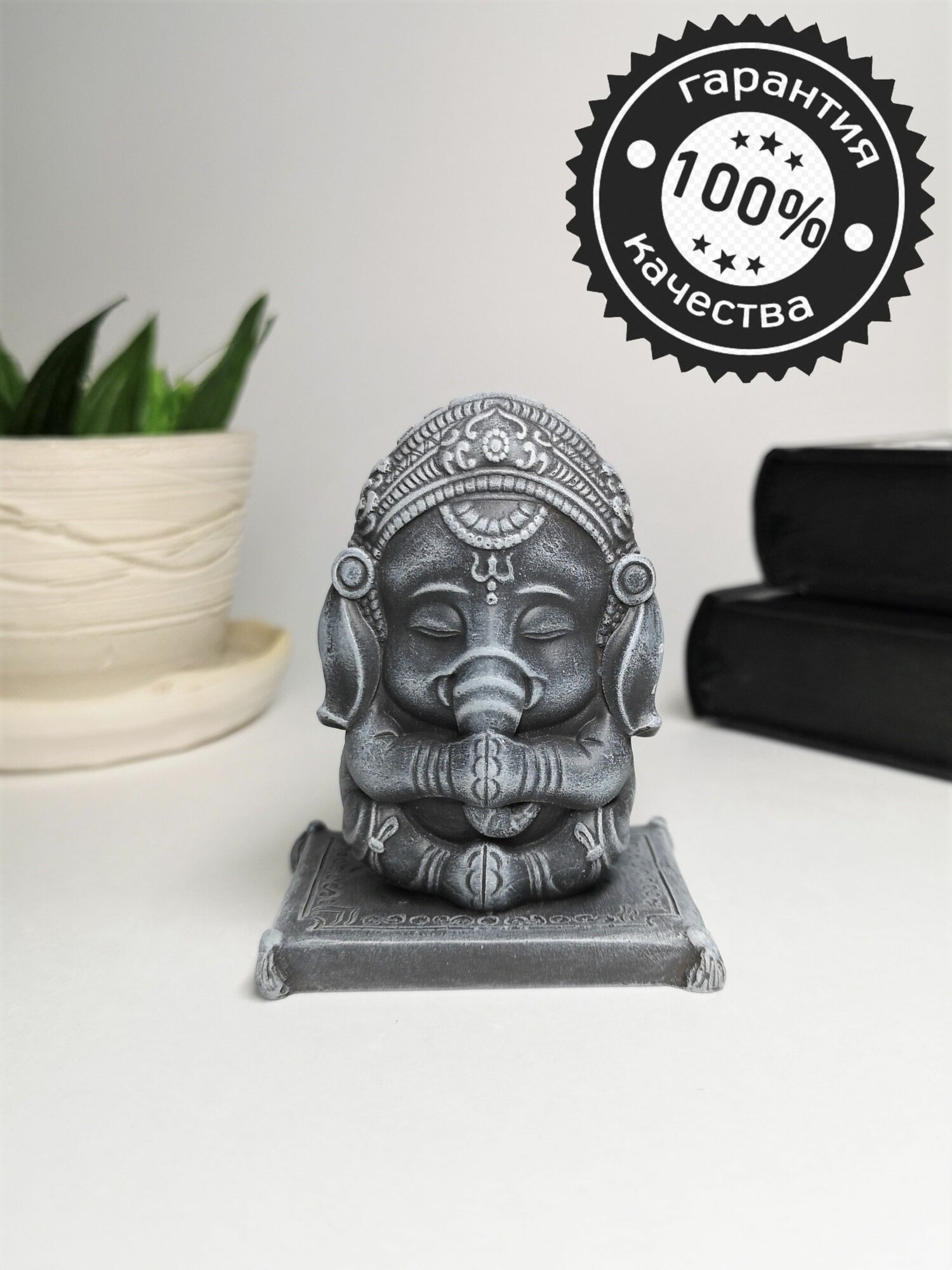 Статуэтка Ганеша на ковре серый. Гипс. Высота 7 см.