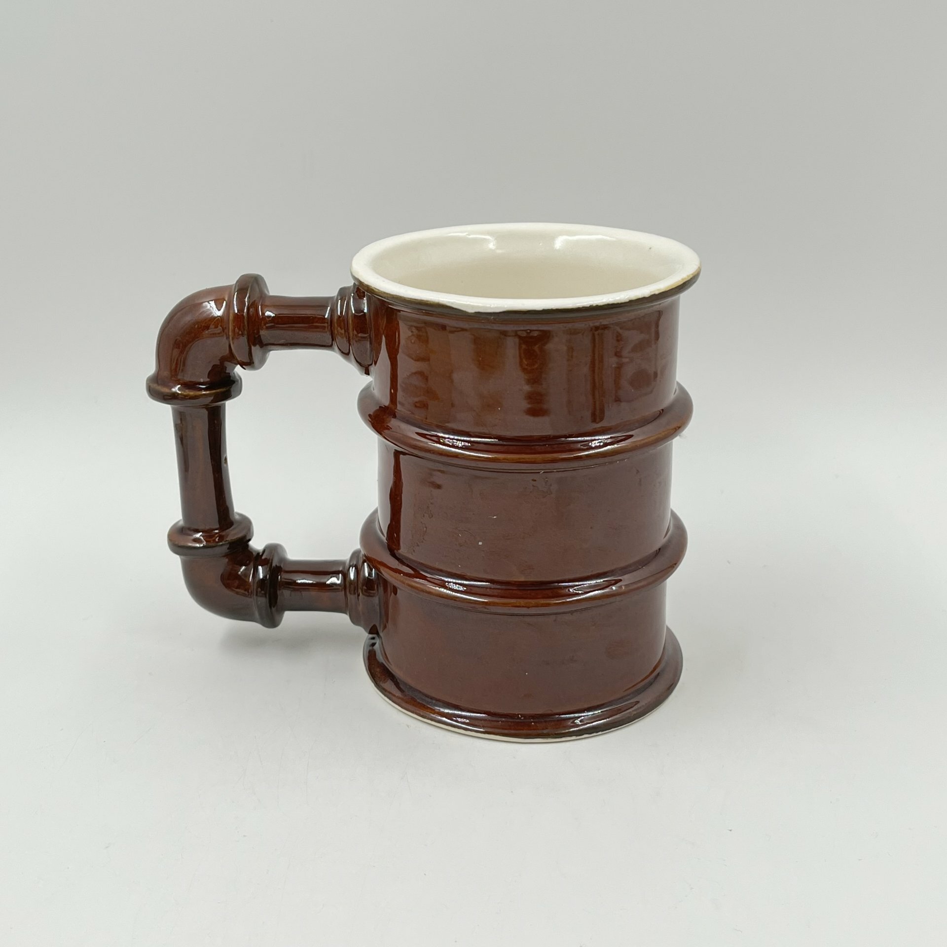 Кружка "Нефтяной баррель", керамика, глазурь, Россия, 2000-2010 гг.