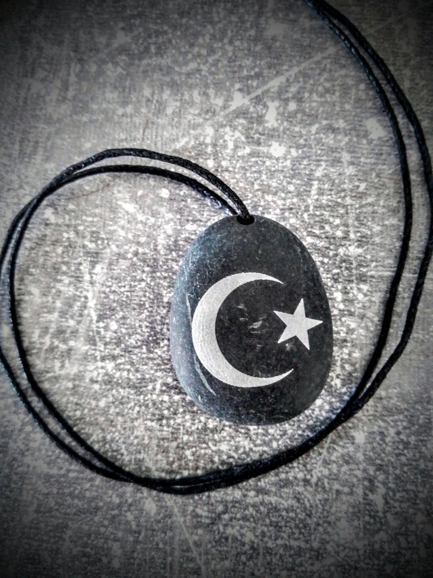 Исламский полумесяц со звездой. Гравировка на натуральном камне.