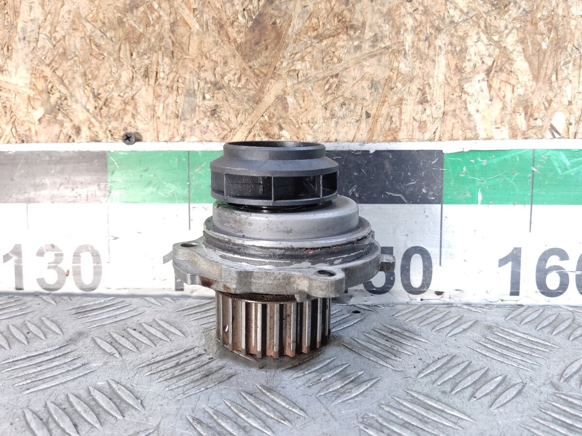 Насос водяной помпа VOLKSWAGEN Bora 1997-2005 06B121011E