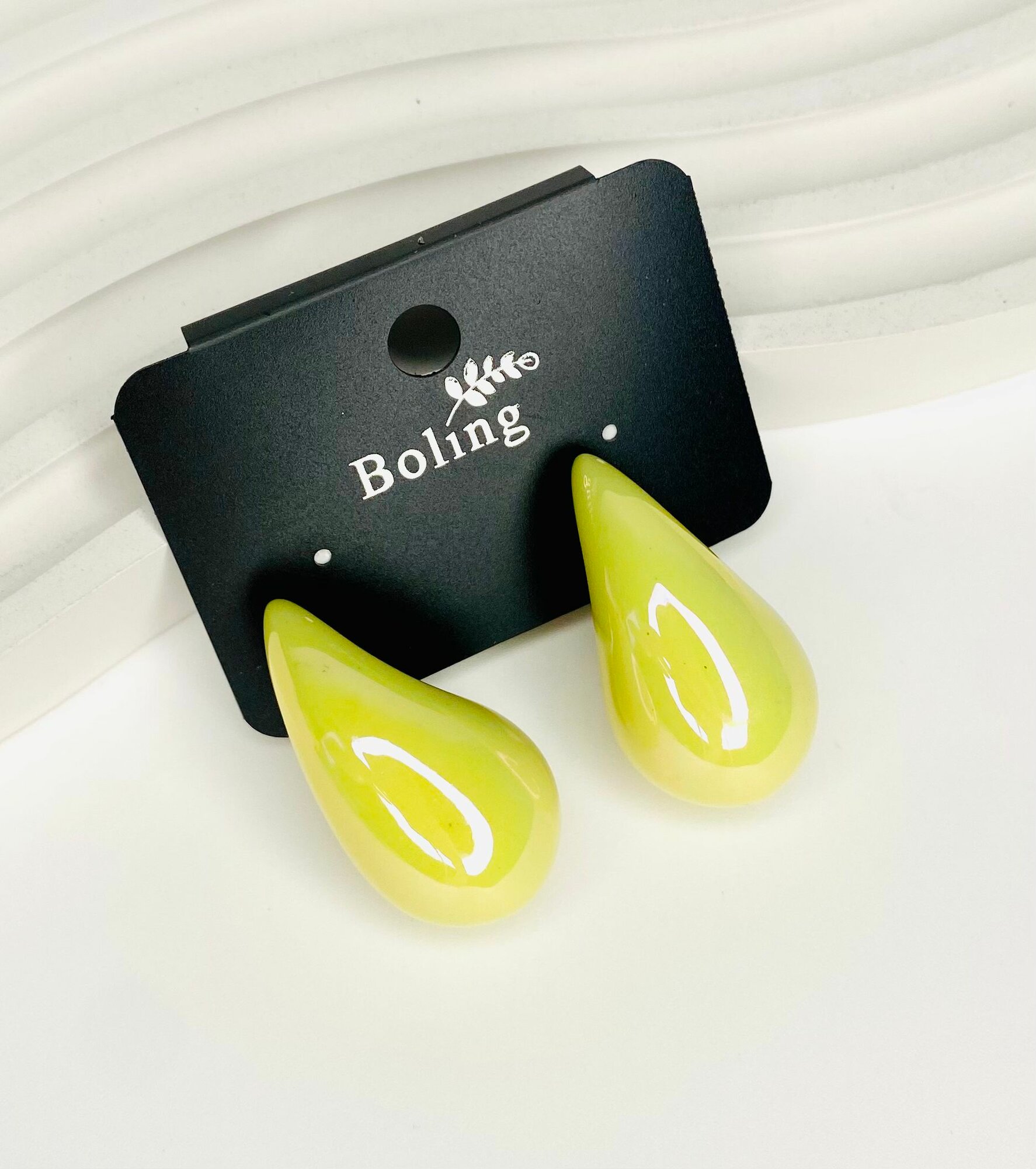 Серьги пусеты, пластик