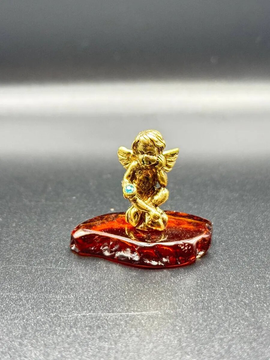 Фигурка декоративная Ангелочек на янтаре с кристаллом в руке