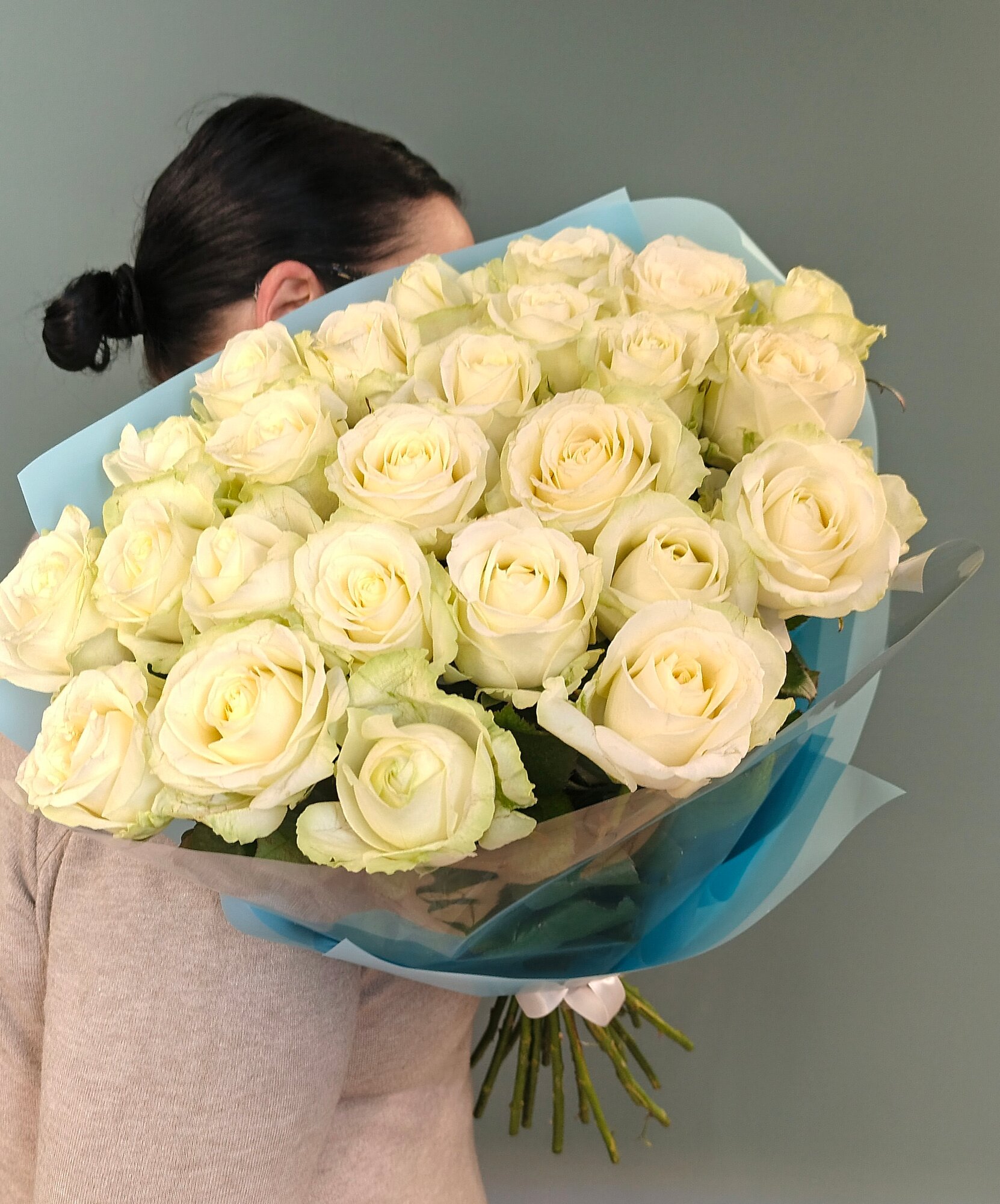 Букет цветов "Белые розы", 25 штук, диаметр 45 см, высота 60 см