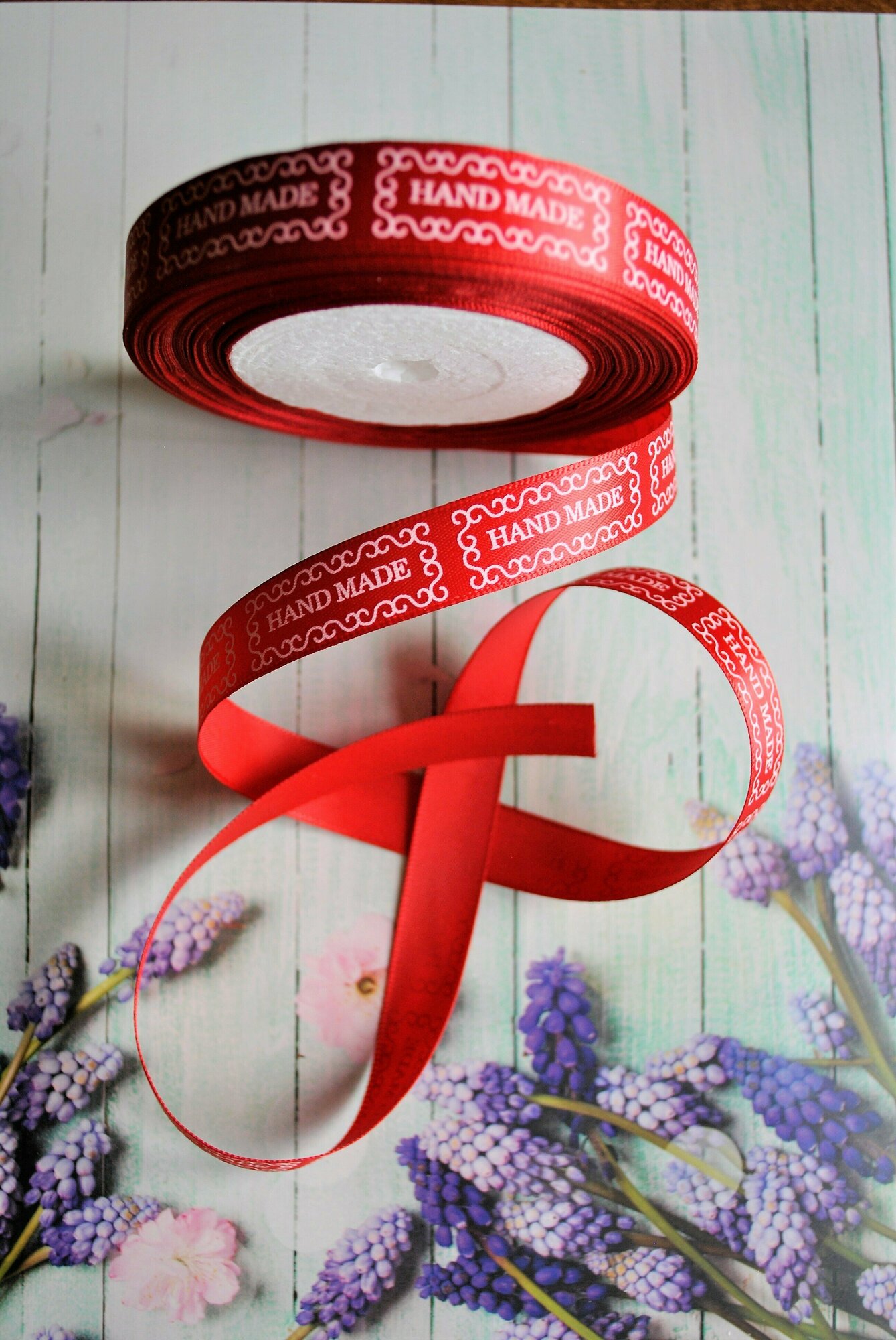 Лента атласная "Hand Made" красного цвета, 10 метров, ширина 15 мм.
