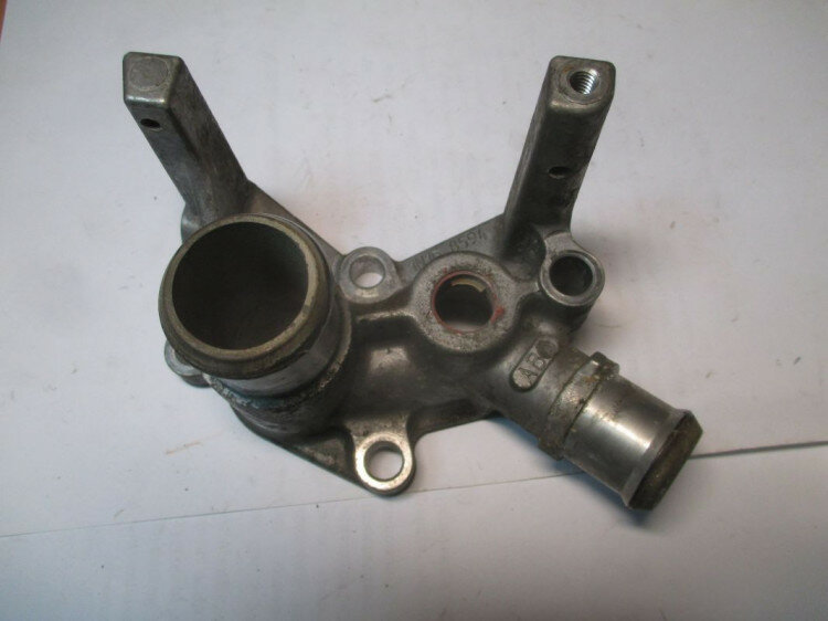 Фланец термостата 1N1G8594AB Форд Фокус 2 Фиеста 1,6л 1221325 Zetec-S 100лс Фиеста под датчик