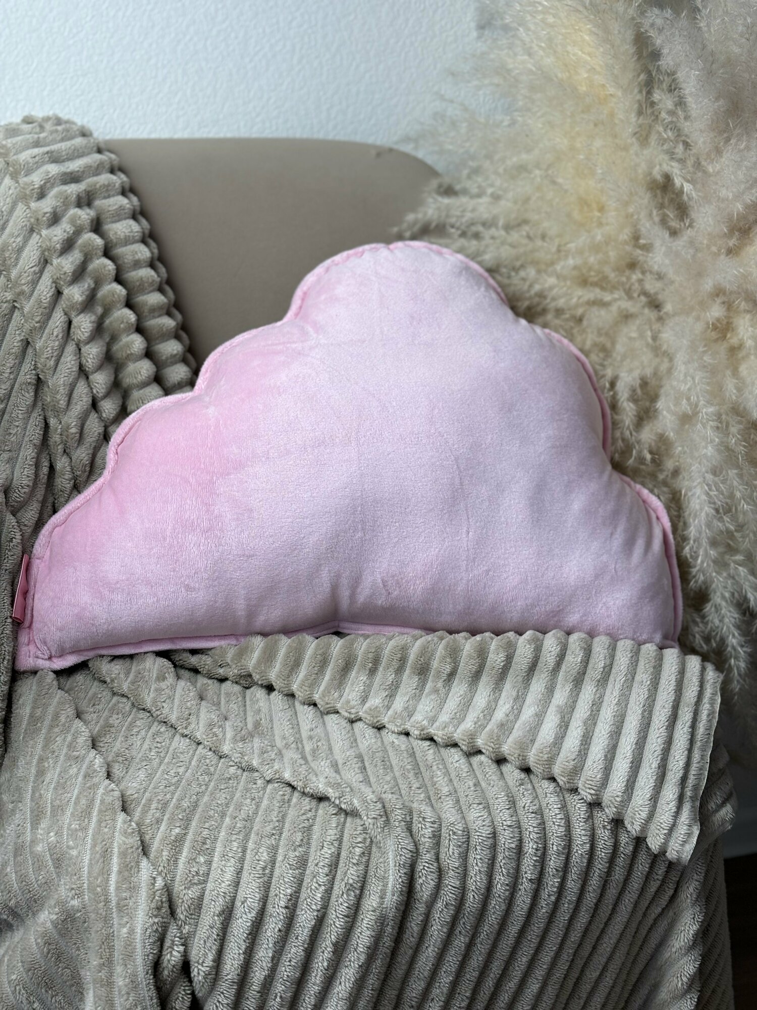 Подушка-бортик плюшевая Облако, бледно-розовое, 60х37 см