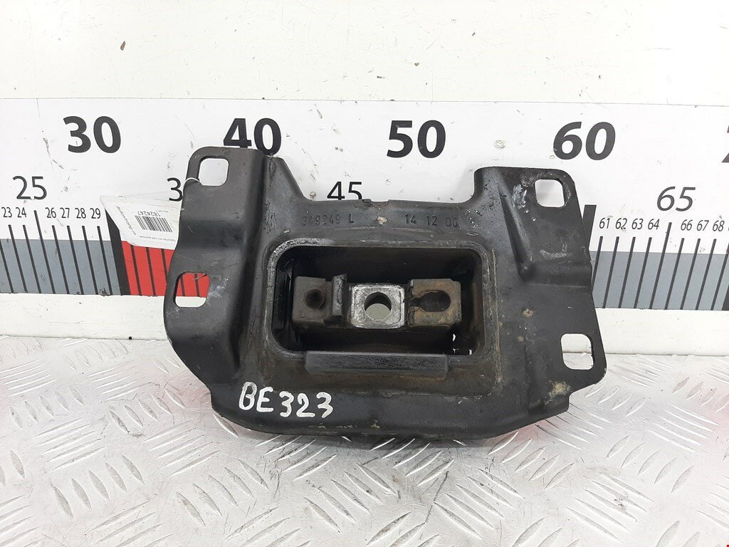 Кронштейн (крепление лапа траверса) кпп Volvo S40 2 322A40J арт. 1824247