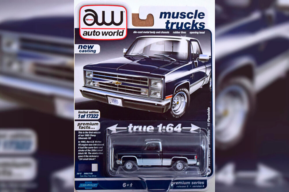 Модель коллекционная AUTO WORLD Chevrolet silverado 10 fleetside (1985), dark blue white (длина модели 6-10 см)