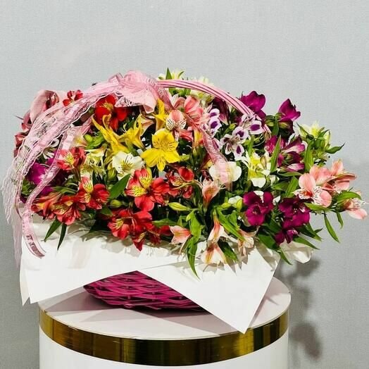 Букет цветов альстромерия в корзине 27 шт