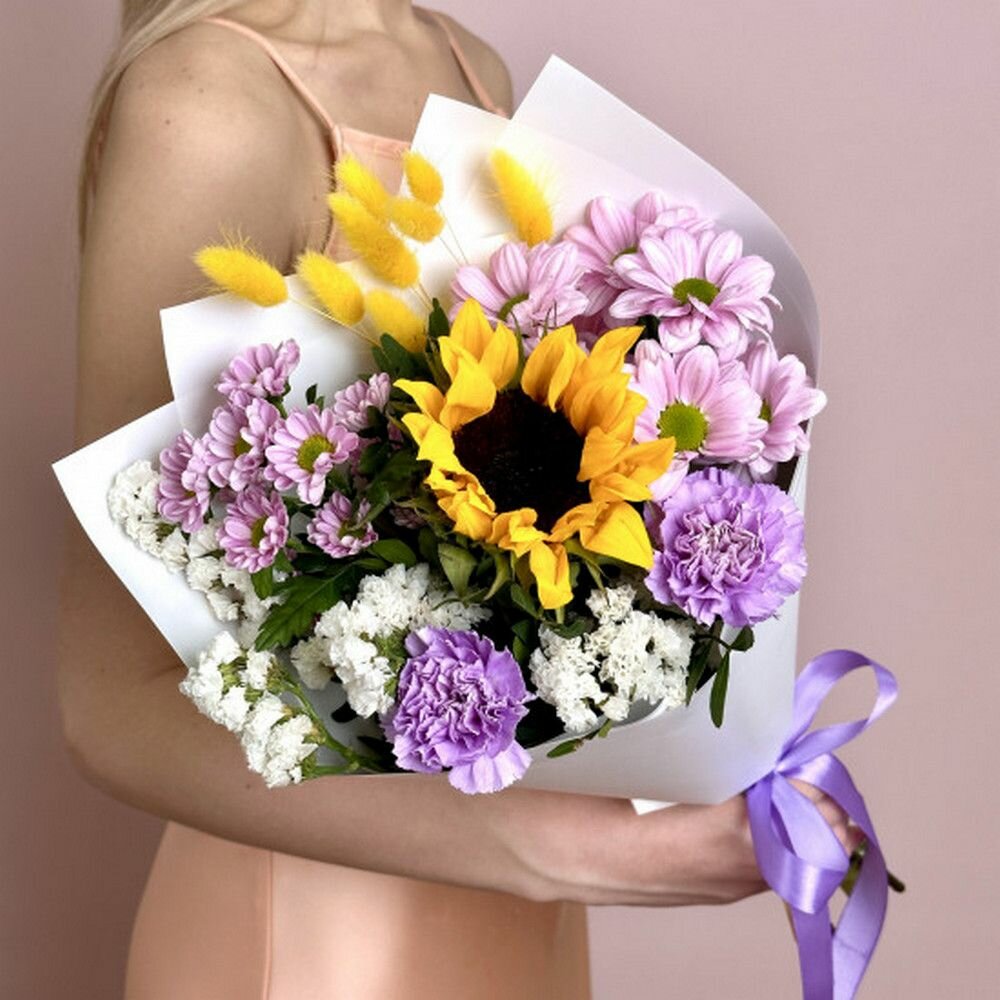 Цветы живые букет из хризантем, гвоздик и подсолнуха в упаковке с лентой "Лавандовый рассвет" Flor2u