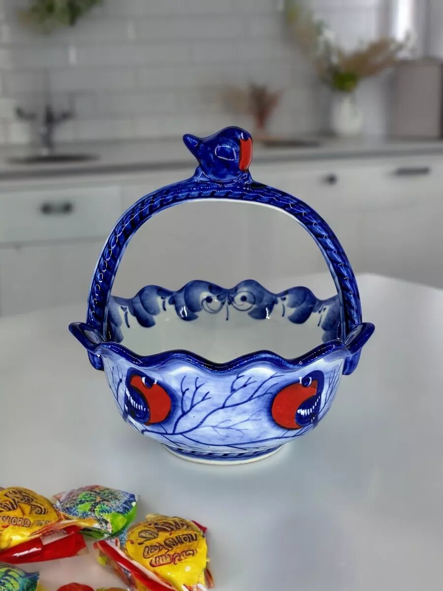 Конфетница Китобой "Снегири", фарфор, гжель, ручная роспись, диаметр 16,5см, высота 19см