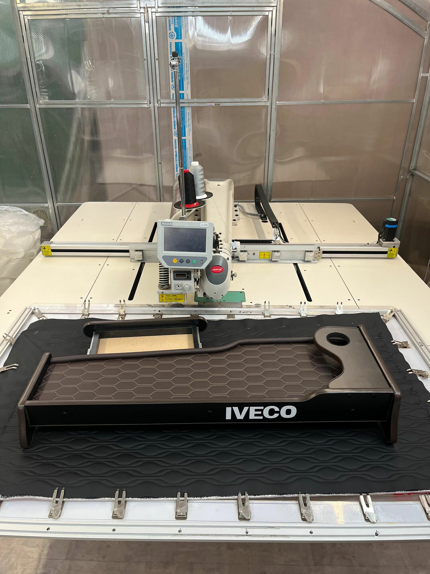 Стол-полка с подстаканником и ящиком для Iveco EuroCargo Ивеко Евро Карго до -2002 Бежевые соты Коричневая экокожа