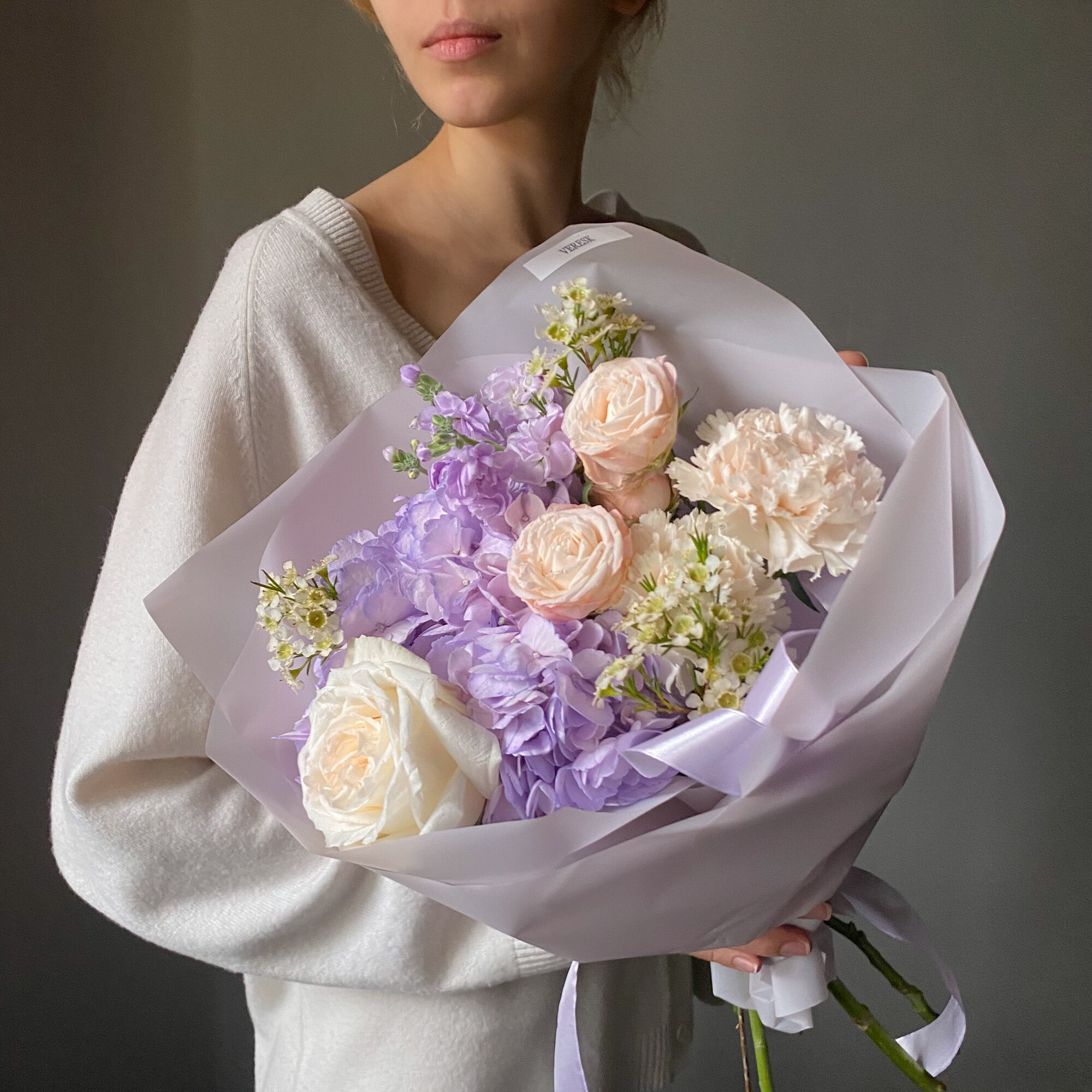 Нежный букет с гортензией и пионовидной розой в авторском оформлении