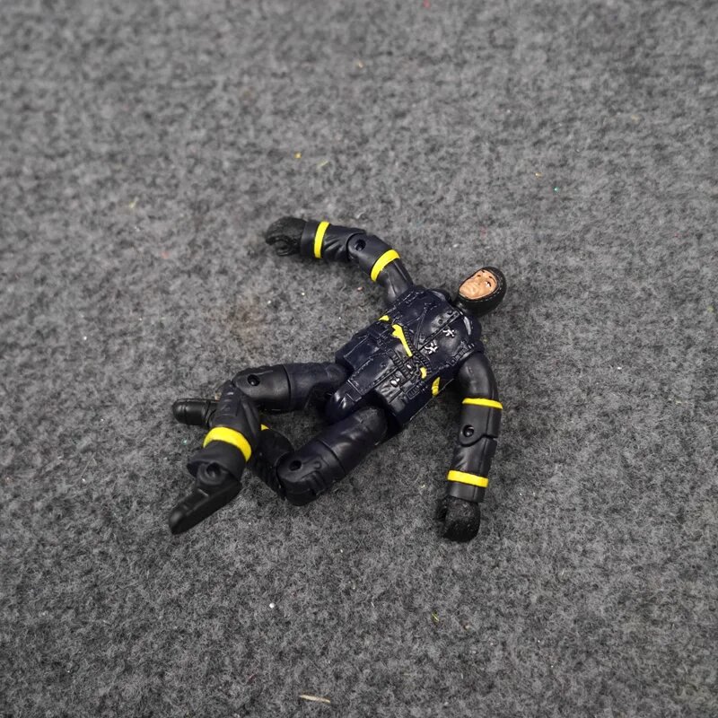 Коллекционная фигурка пожарного April du 10 см серый