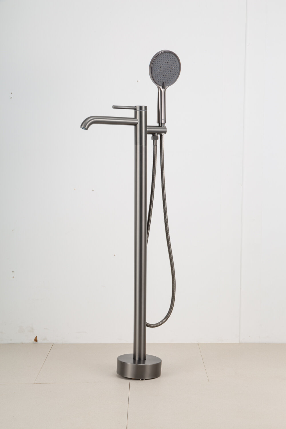 Смеситель для ванны напольный Gappo G3006-9 латунь, оружейная сталь