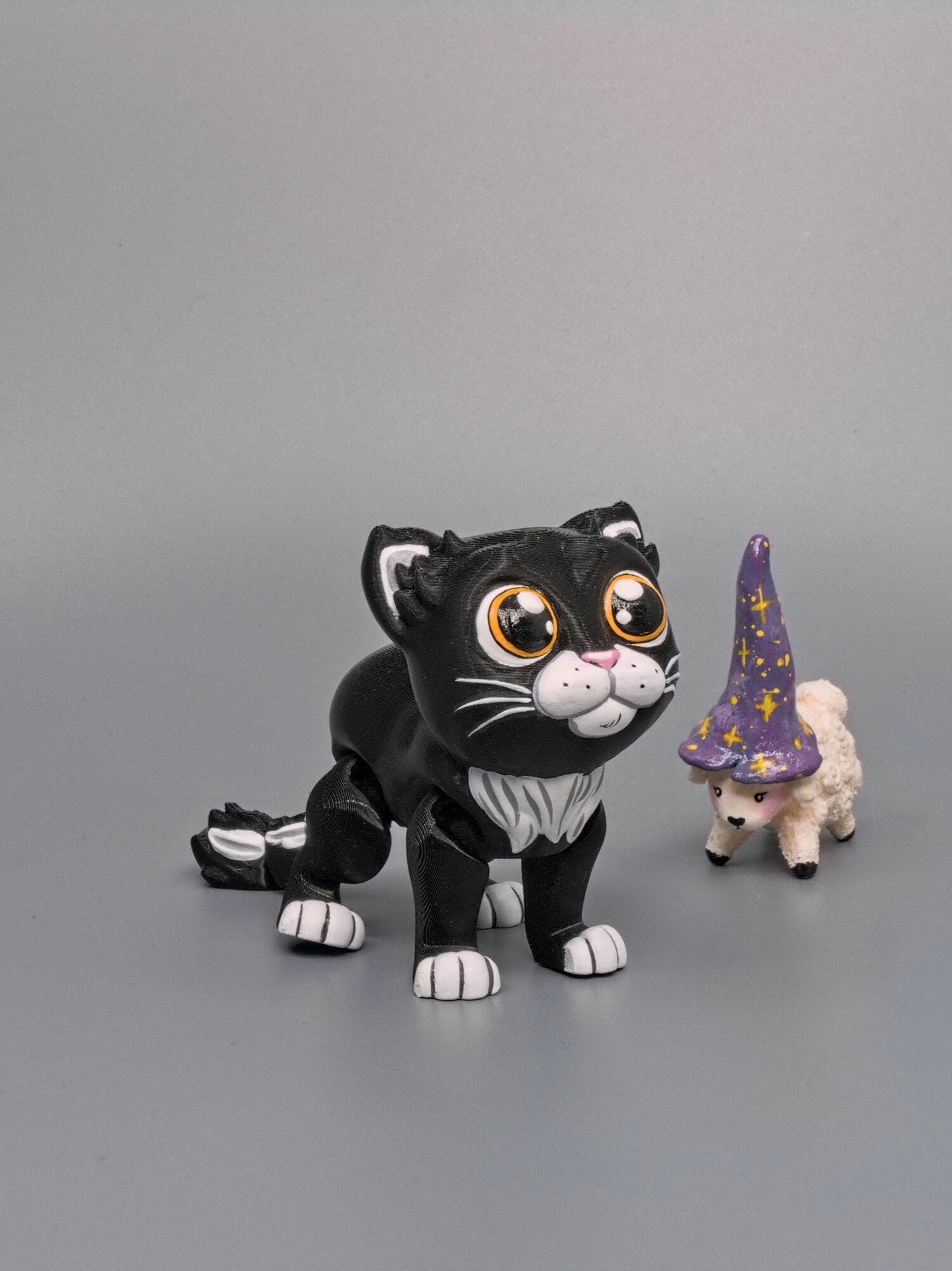 Милый чёрный кот с ручной покраской