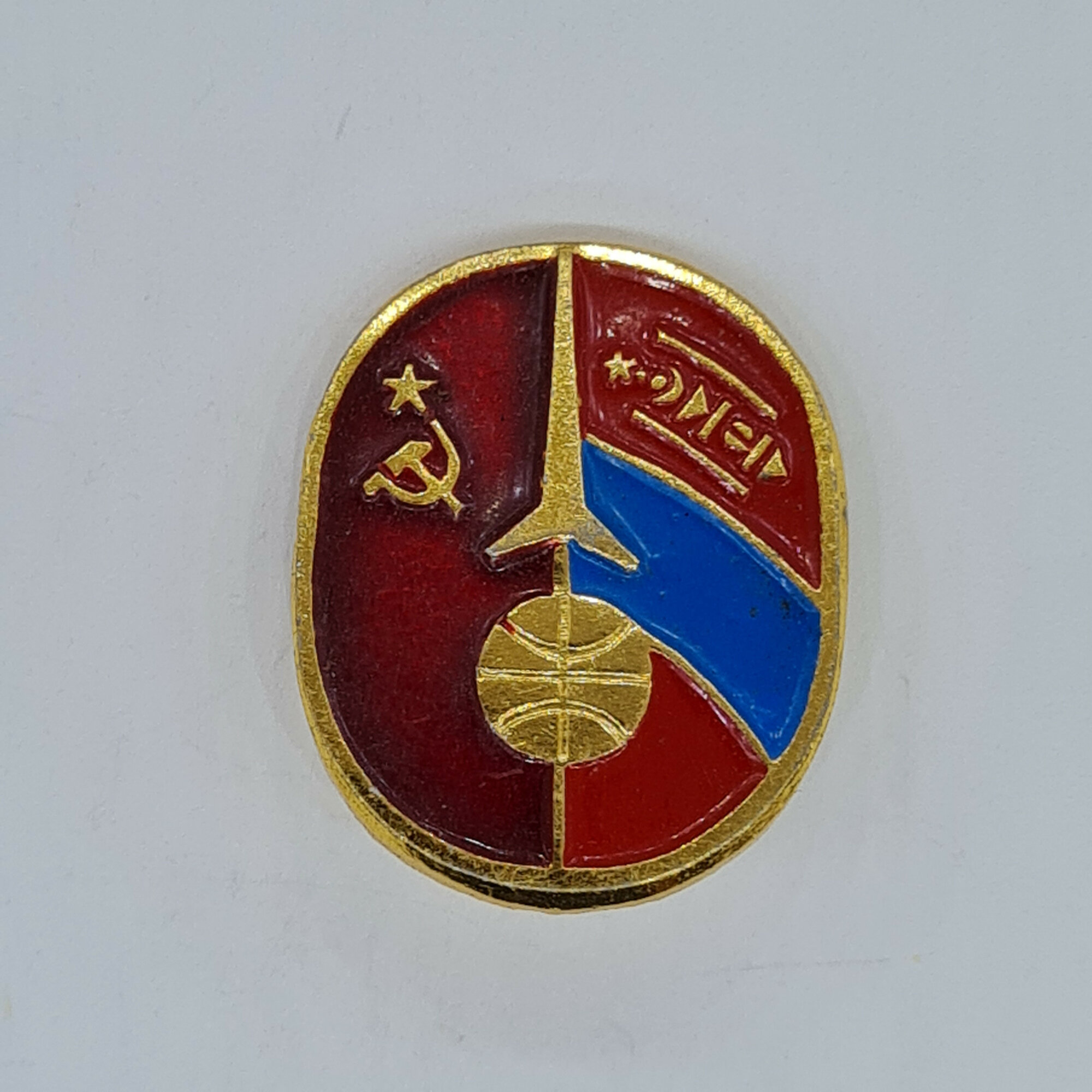Значок СССР як‑40, надпись як‑40, герб серп и молот, самолет, баскетбольный мяч, советский и винтажн