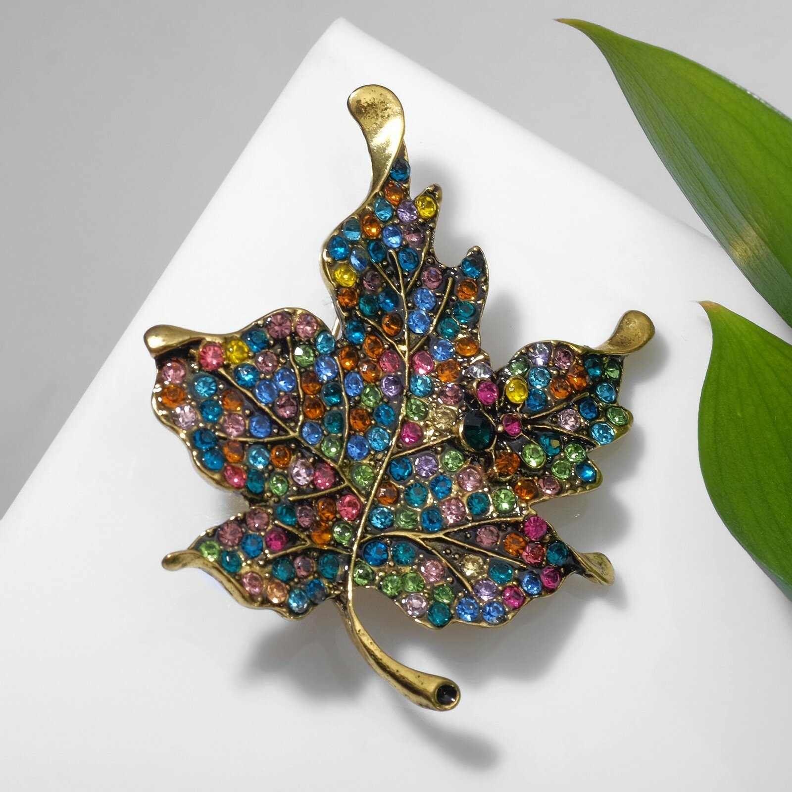 Брошь, стразы